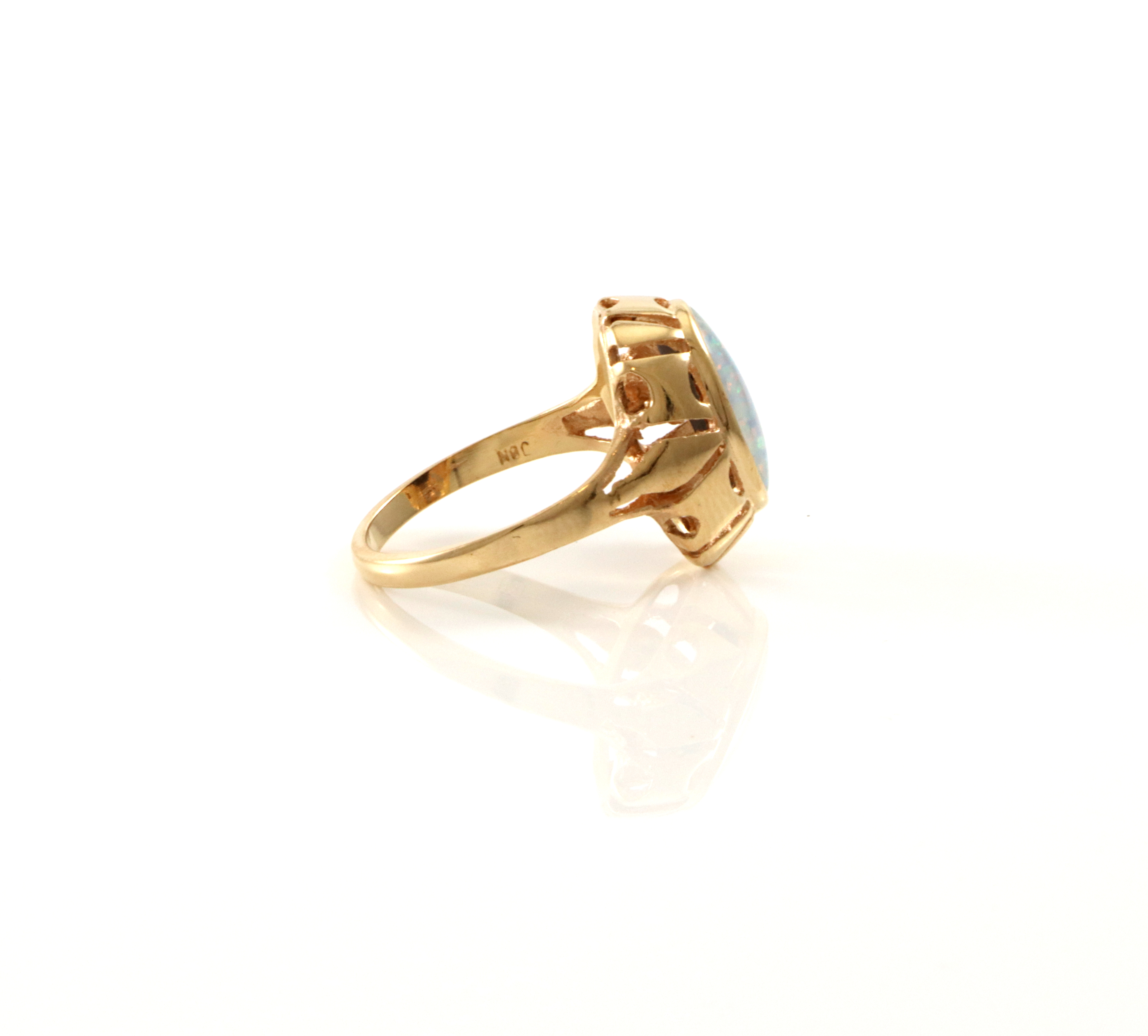 Ring med opal - 14 K gult gull